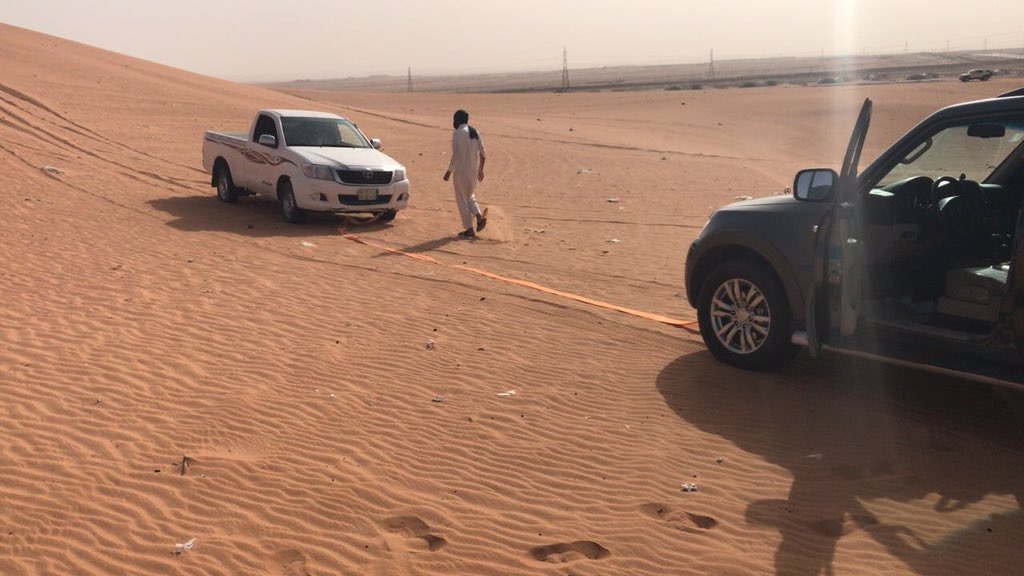 بالصور إنقاذ سيارة عالقة بالرمال في الرياض