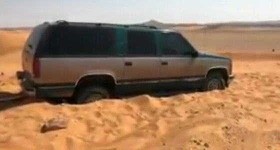 بالفيديو سيارة عالقة على طريق بيشة بالمنطقة الوسطى