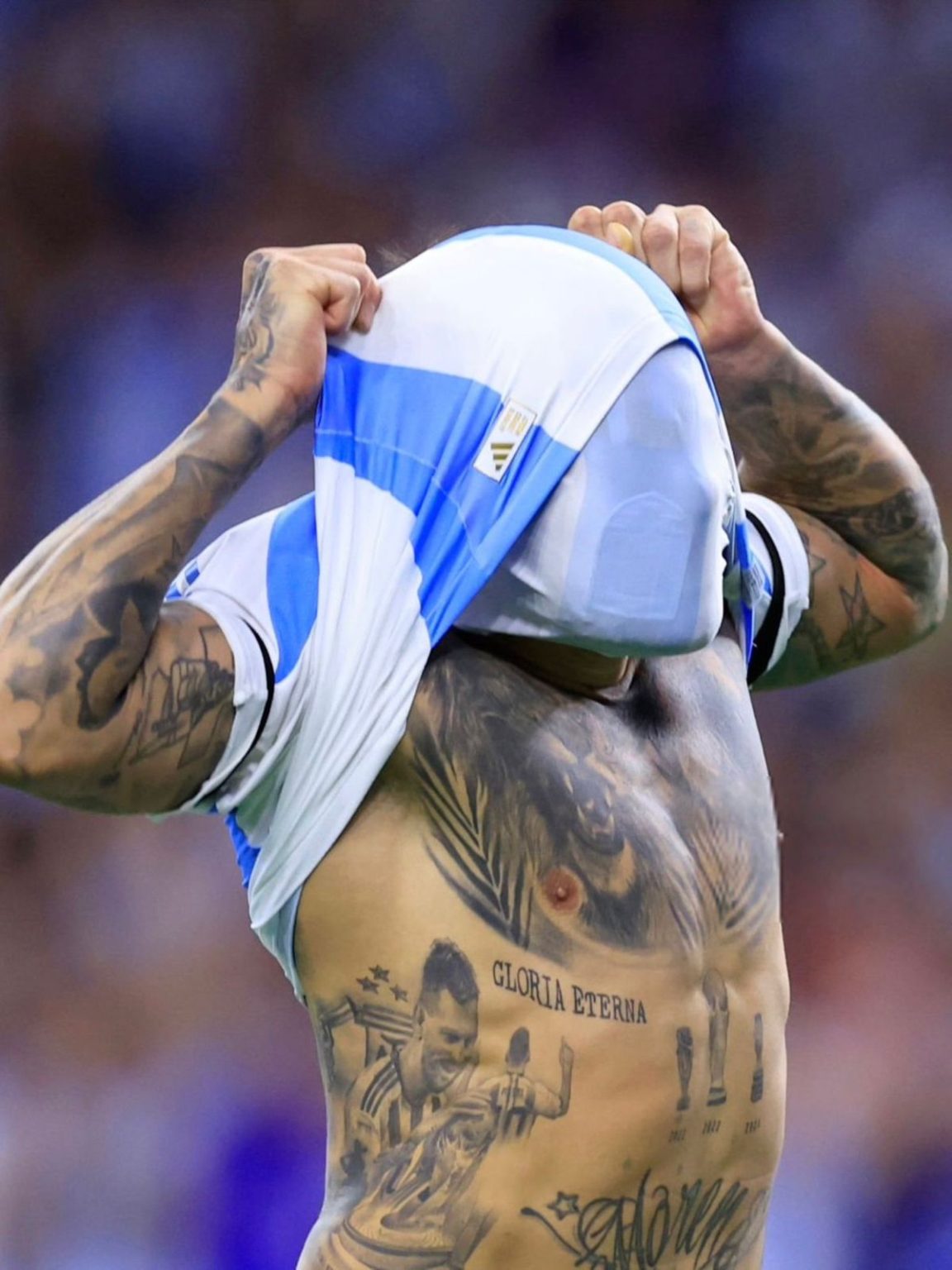 ظهور وشم ميسي على جسد أوتاميندي لحظة احتفاله بركلة الحسم